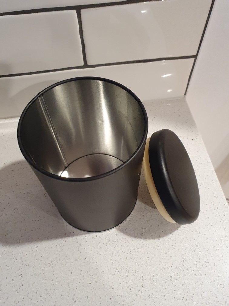 Tea: Classic Black - Round Tin Caddy with Plug Lid